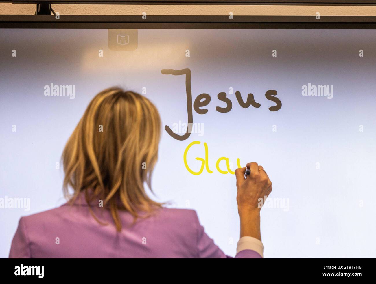 Religionslehrerin Kristen Kossenjans waehrend des Religionsunterrichts ...