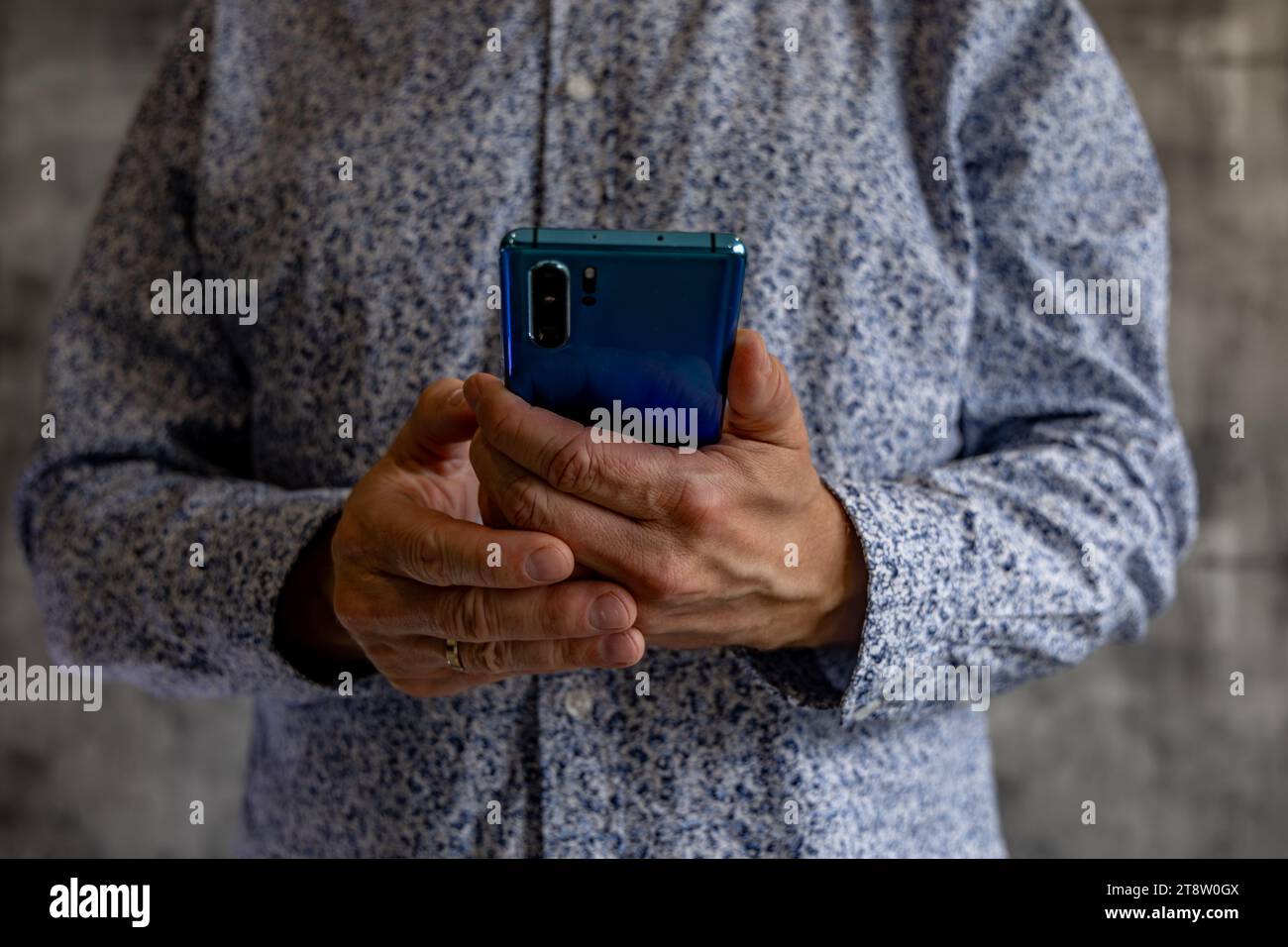 Social media phone scam hi-res stock photography and images - Alamy