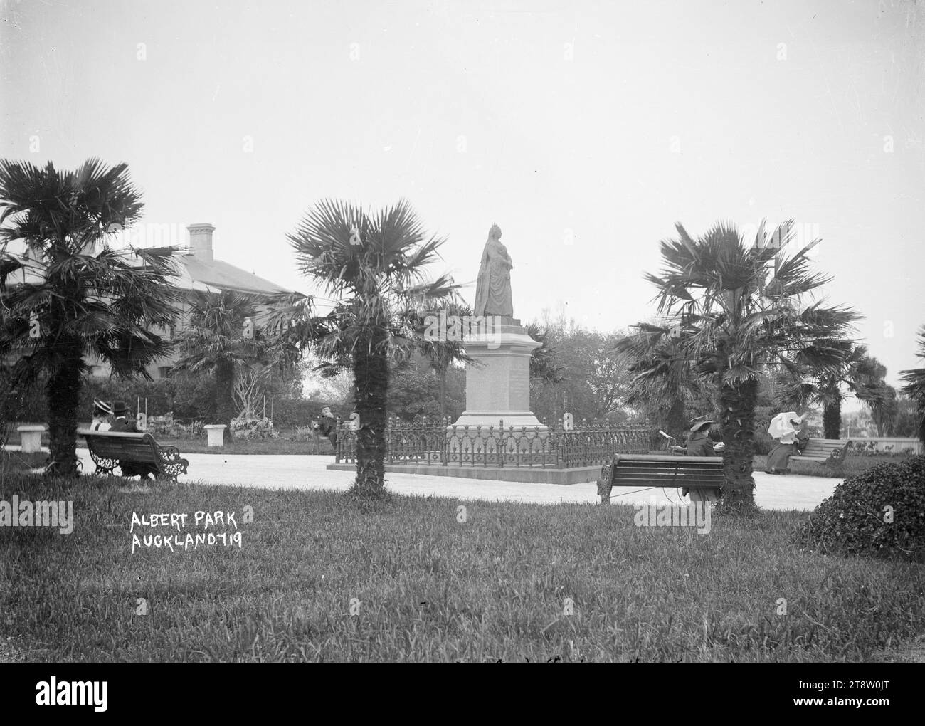 View of the statue of Queen Victoria in Albert Park, Auckland, New ...