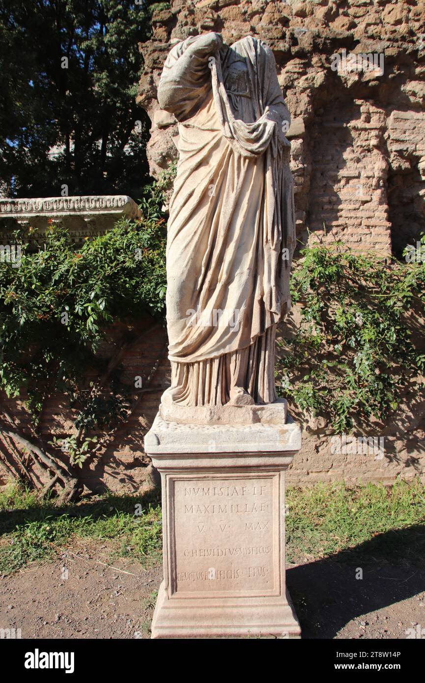 Roman Forum (Forum Romanum): Statue at House of the Vestal Virgins ...