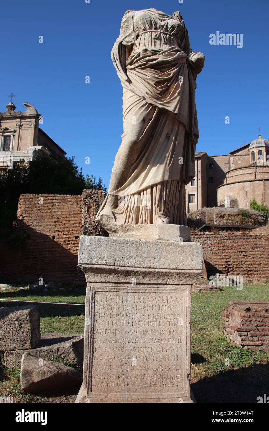 Roman Forum (Forum Romanum): Statue at House of the Vestal Virgins ...
