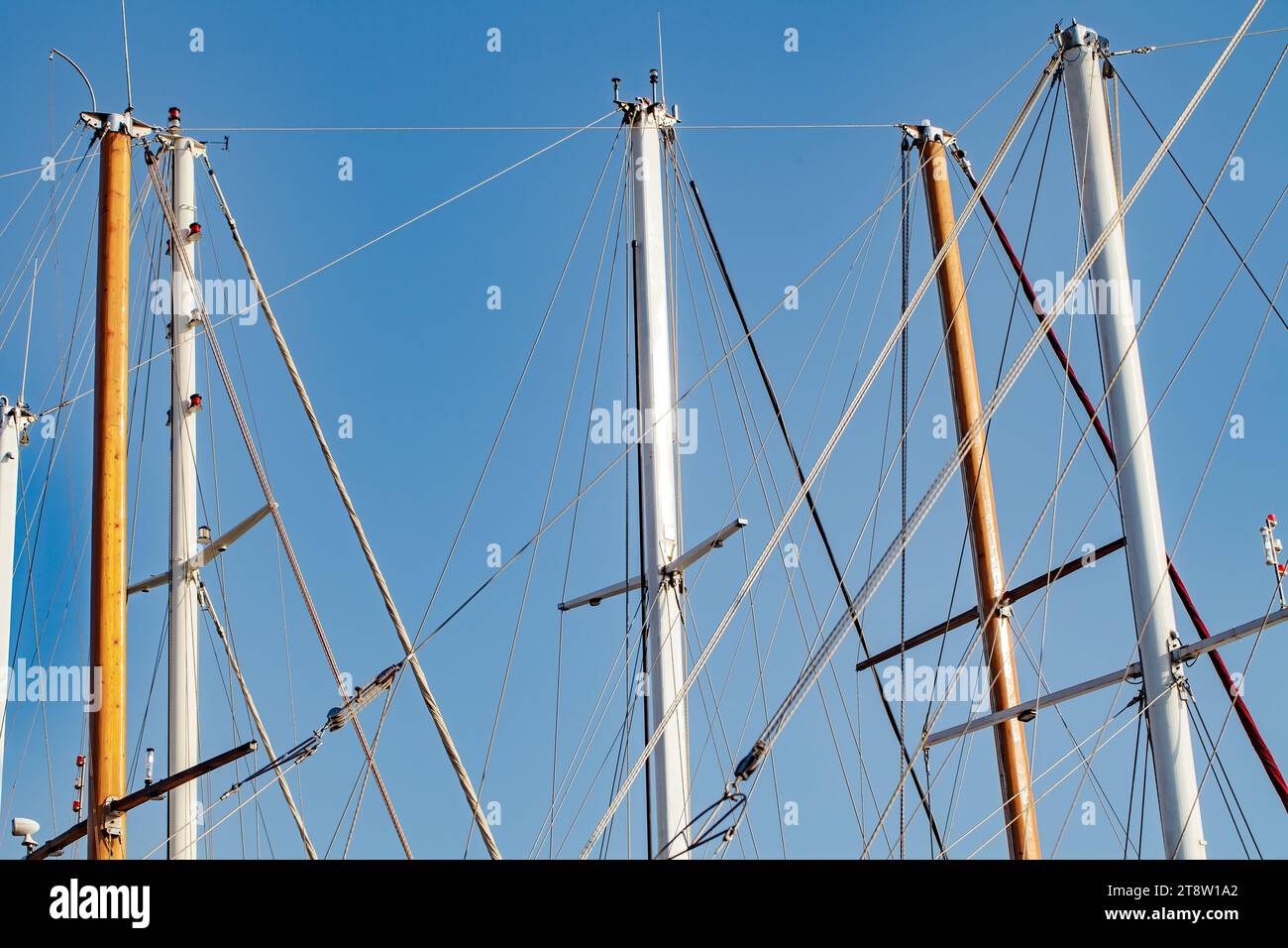 Masts tops and rigging on yachts sailing vessels in the marina Stock ...