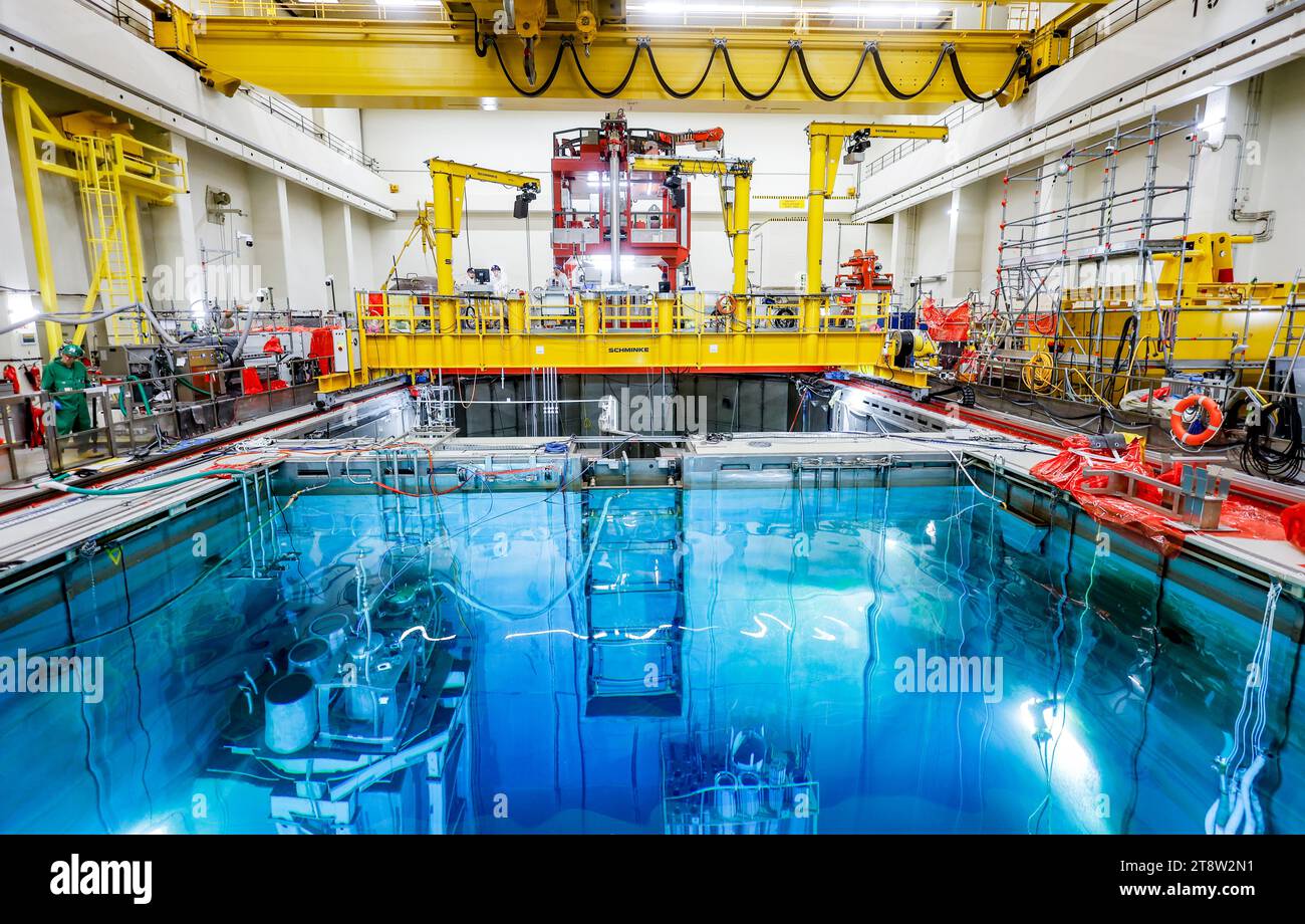 21 November 2023, Schleswig-Holstein, Brunsbüttel: Technicians work in ...