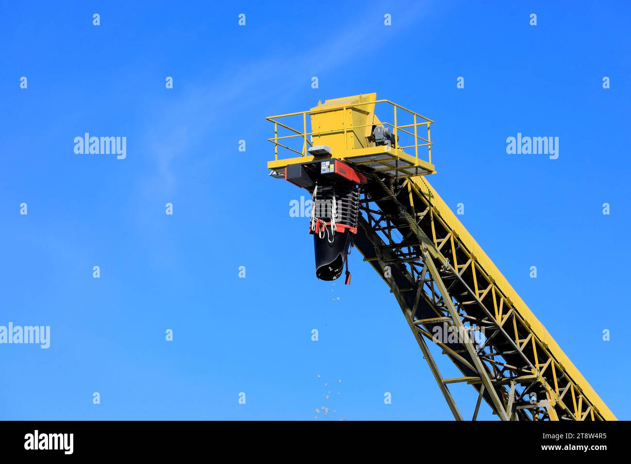 Sandvik conveyor transports Foamit foam glass aggregate onto stockpile ...