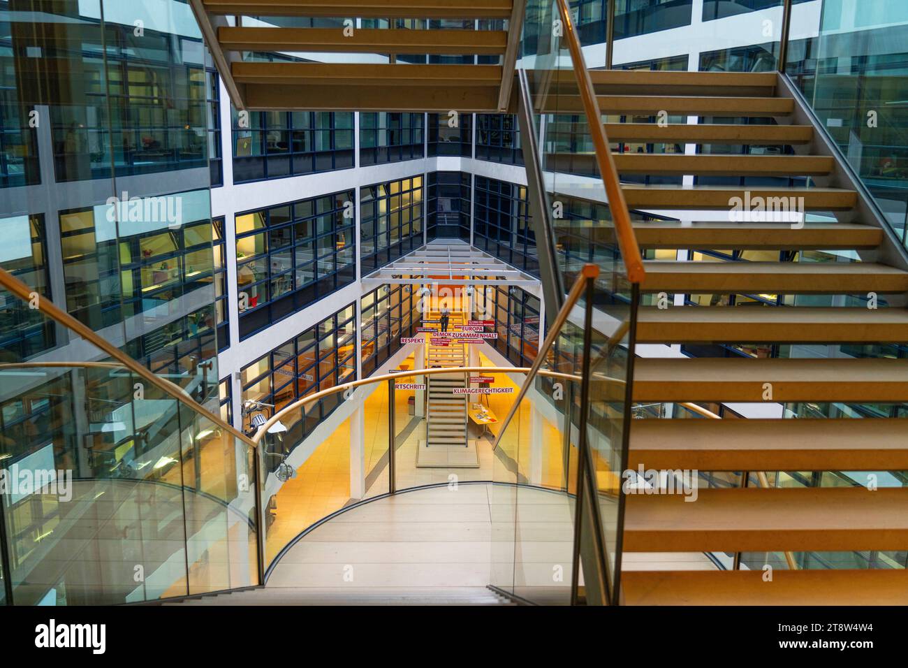 Das Atrium im Willy-Brandt-Haus, der SPD-Parteizentrale, in Berlin-Kreuzberg. *** The atrium in ...