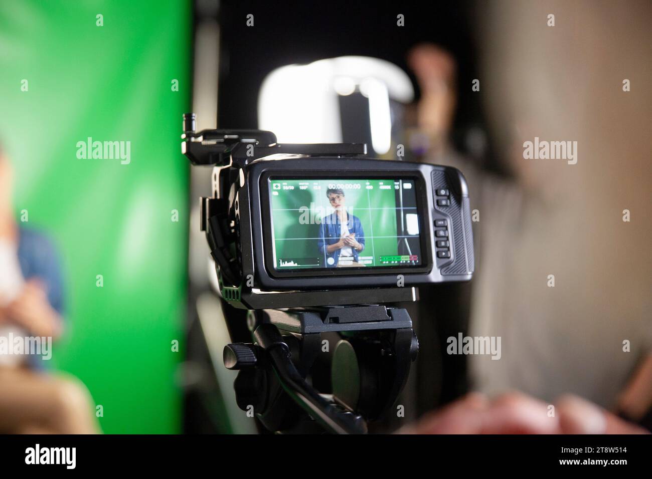Filming camera shoulder hi-res stock photography and images - Alamy