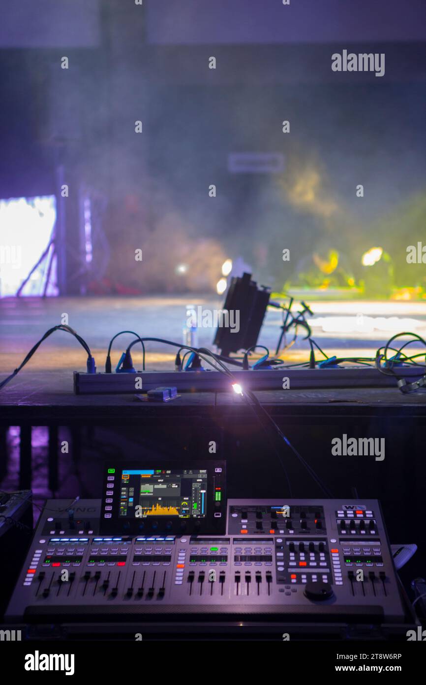 Rap battling hi-res stock photography and images - Alamy