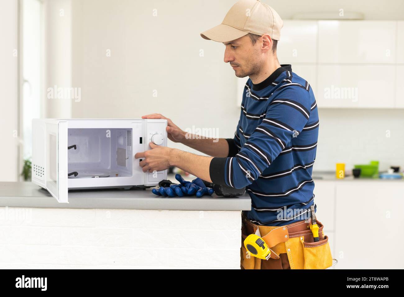 Person shop microwave oven hi-res stock photography and images - Alamy