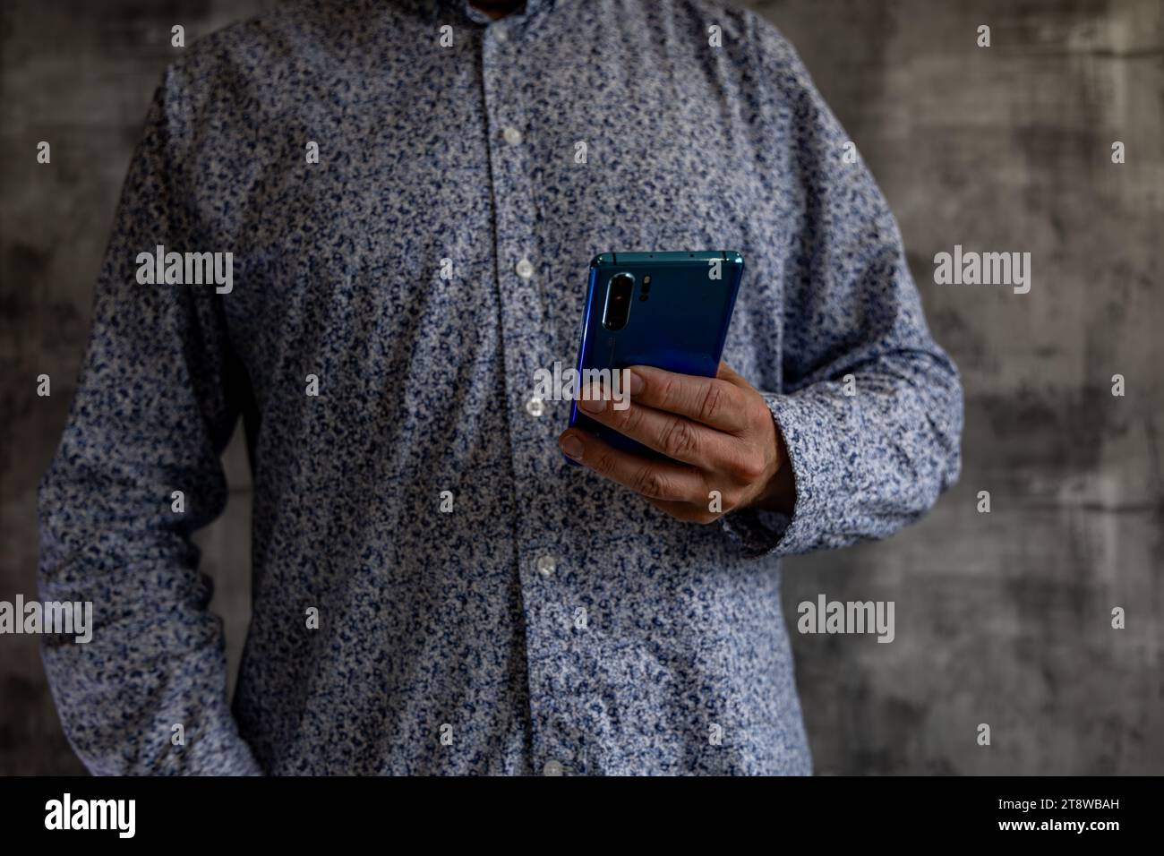 Phishing hands holding phone hi-res stock photography and images - Alamy
