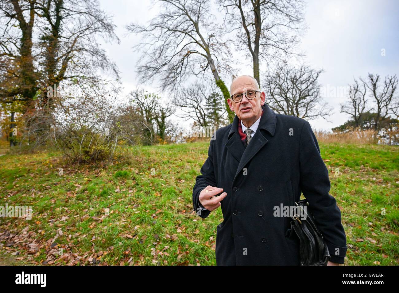 Potsdam, Germany. 17th Nov, 2023. Michael Rohde, Garden Director of the ...