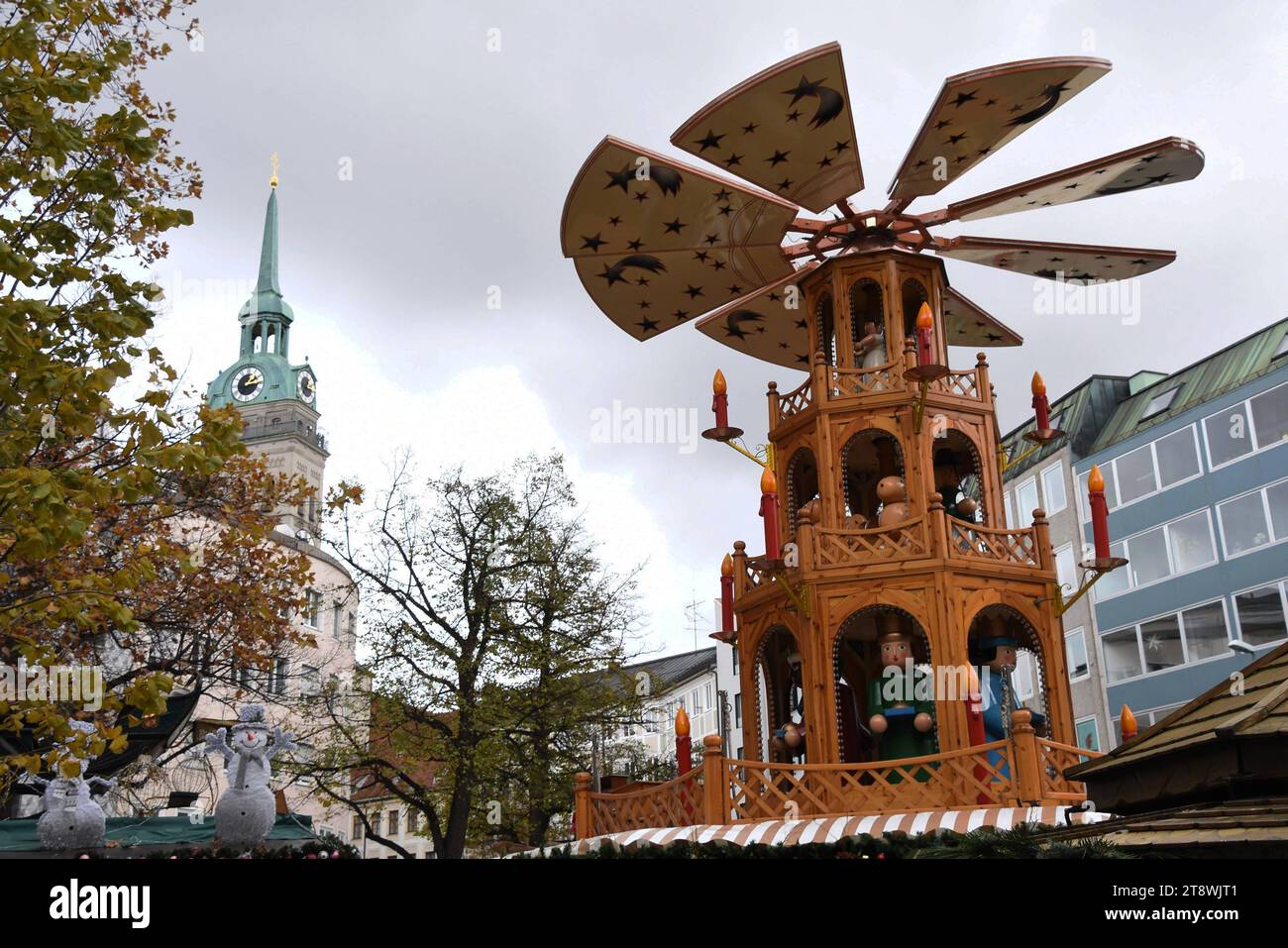 Muenchen 21.11.2023 Weihnachtsmarkt am Rindermarkt Aufbauarbeiten Altee ...