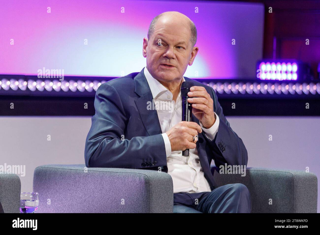 Gespräch des Bundeskanzlers Olaf Scholz auf dem Digital-Gipfel im ...