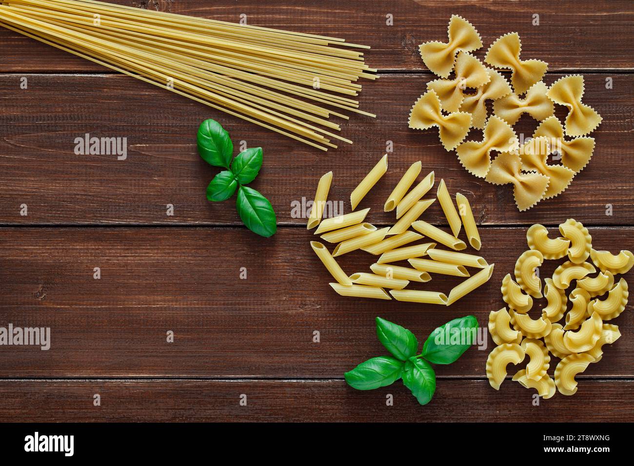 Maccheroni raw, spaghetti, farfalle, penne rigate, cresta di gallo ...