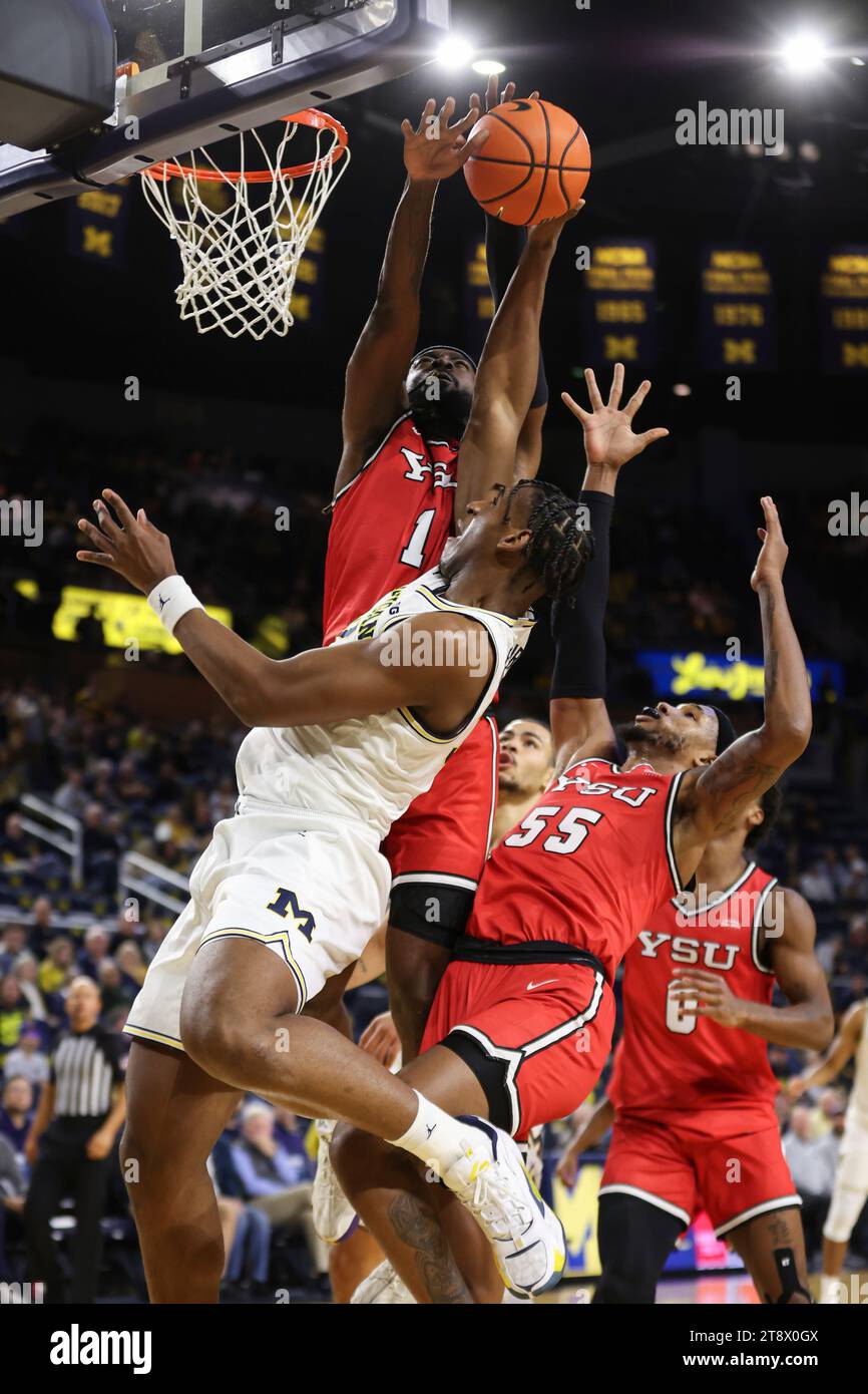 ANN ARBOR, MI - NOVEMBER 10: Michigan Wolverines forward Tarris Reed Jr ...
