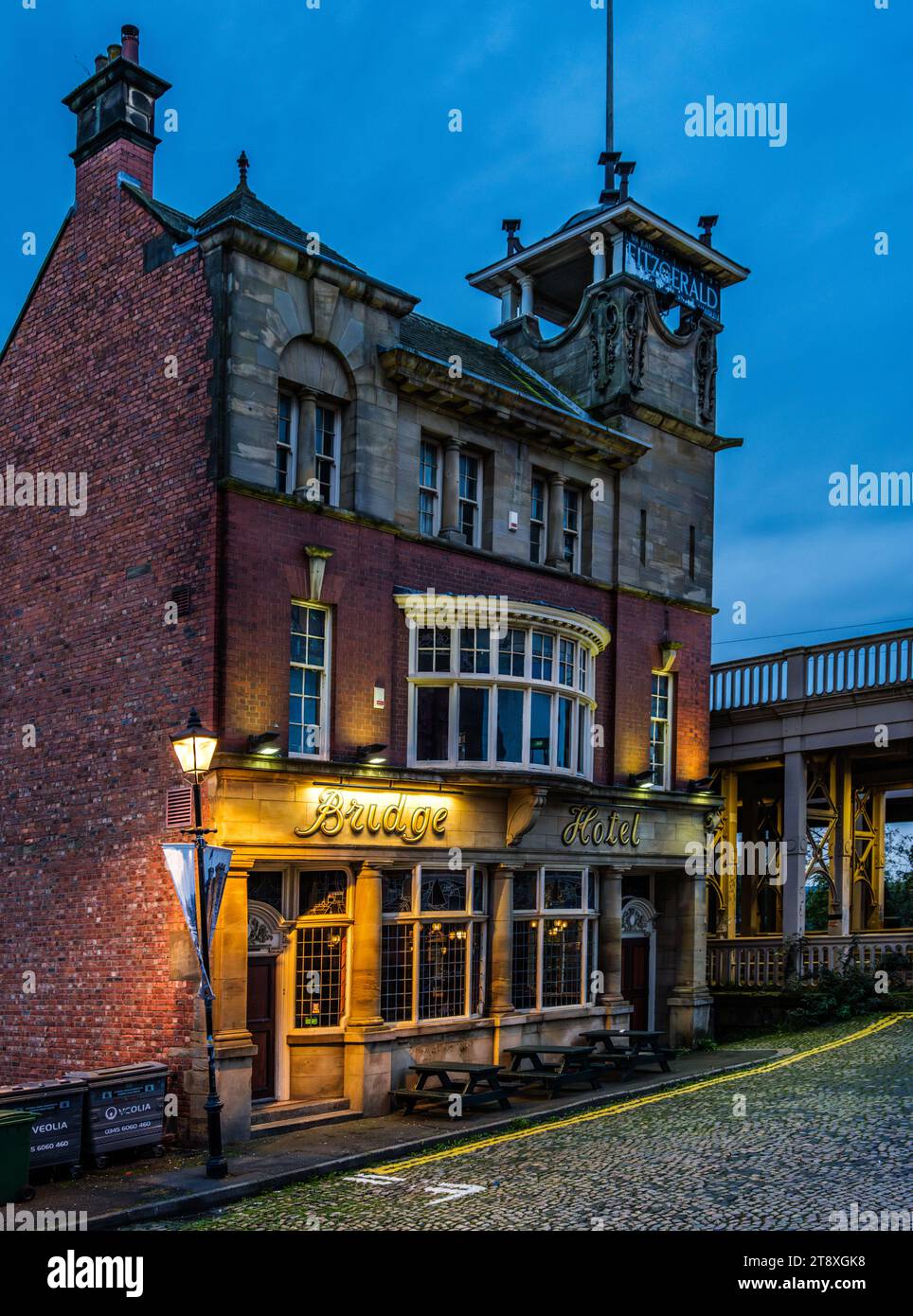 Dimly lit pub hi-res stock photography and images - Alamy
