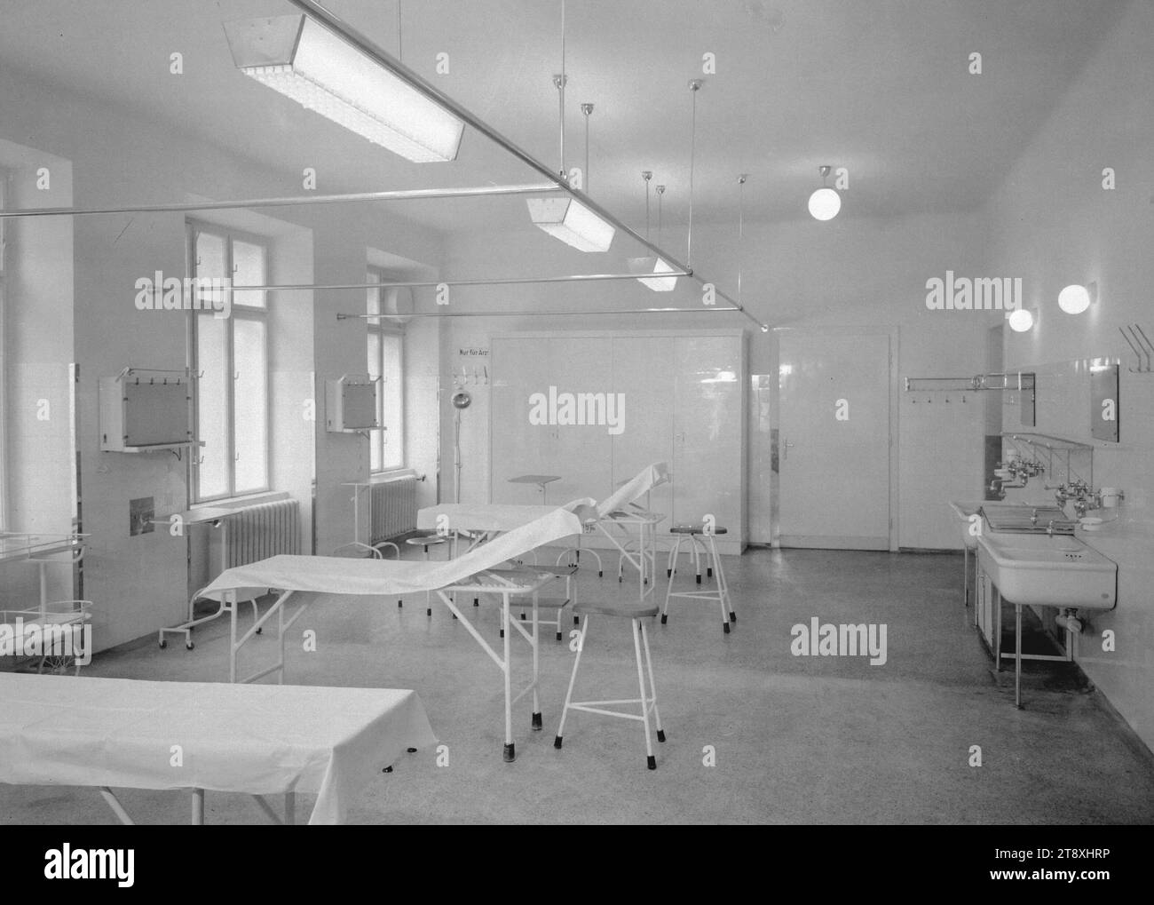 Accident Hospital, 20th, Webergasse 2-6, examination and treatment room ...