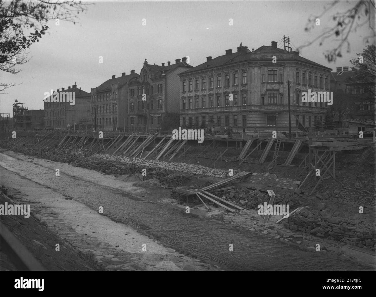 Paving work along the Vienna River (Hackinger Kai), Martin Gerlach Jr ...