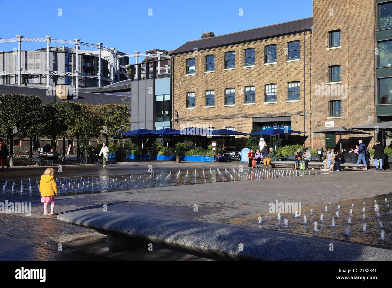 Fountains on Granary Square, in front of the Brasserie with autumn ...