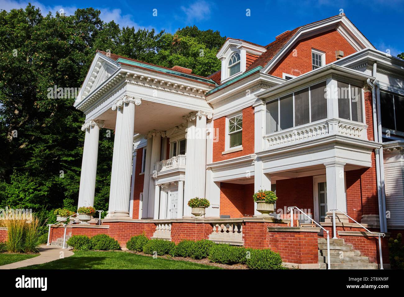 Estate building at Minnetrista Museum and Gardens on sunny day with ...