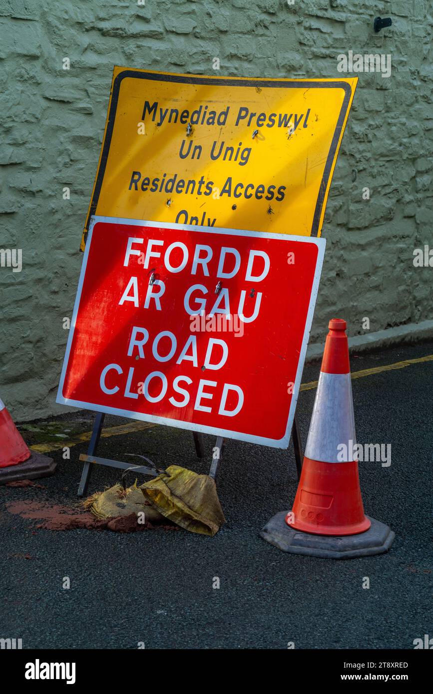 Bilingual Welsh-English sign, board Stock Photo - Alamy