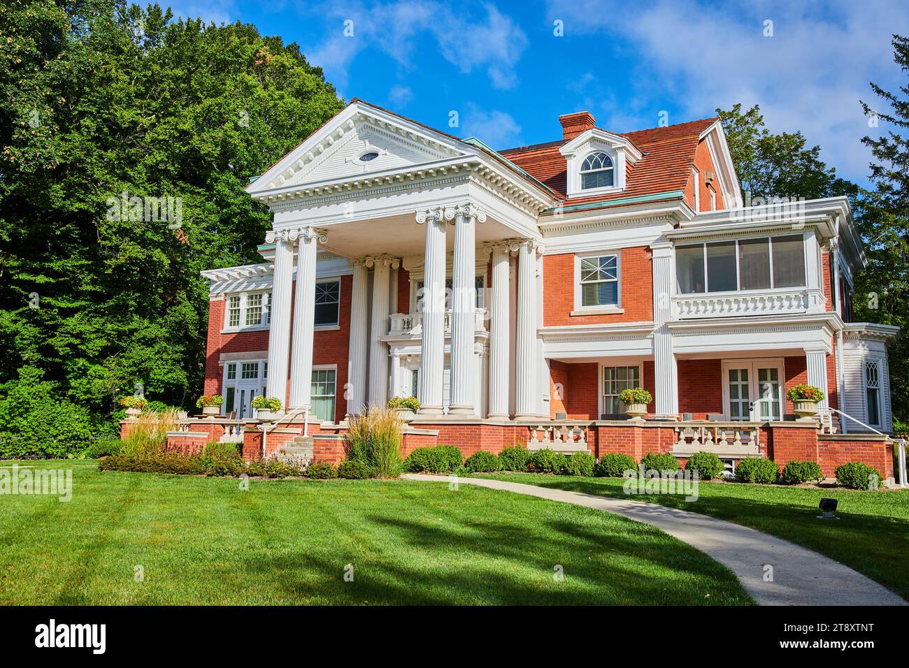 Estate building at Minnetrista Museum and Gardens on sunny day with ...