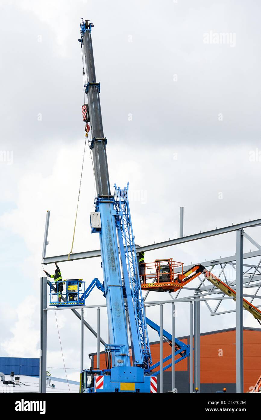 Large volume steel frame structure assembly using telescopic boom crane ...