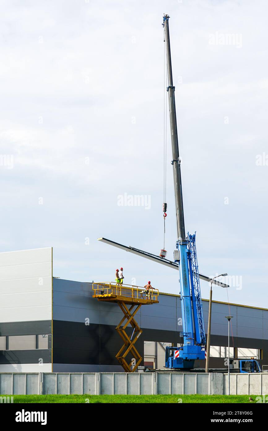 Sandwich panels wall and roof assembly using telescopic boom crane and ...