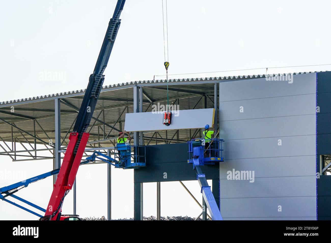 Sandwich panels wall assembly using telescopic boom crane and two self ...