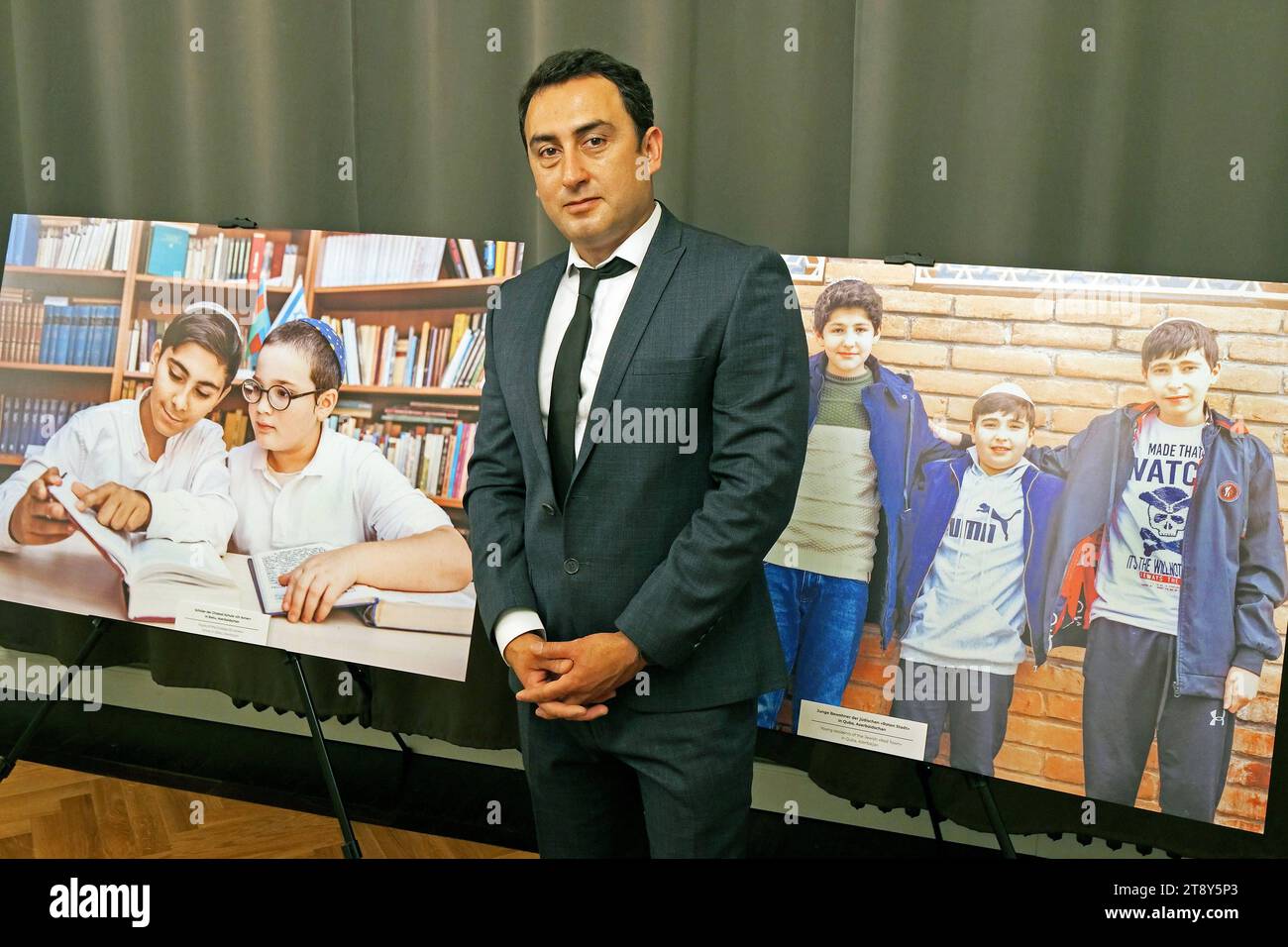 Der aserbaidschanische Fotograf Etibar Jafarov in der Synagoge Pestalozzistraße in Berlin ...