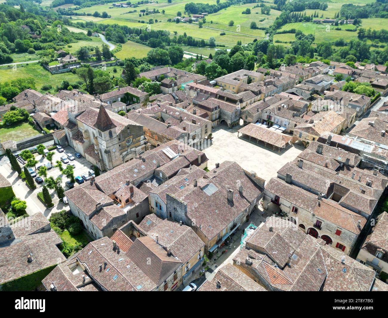 Monpazier town france square tourism hi-res stock photography and ...