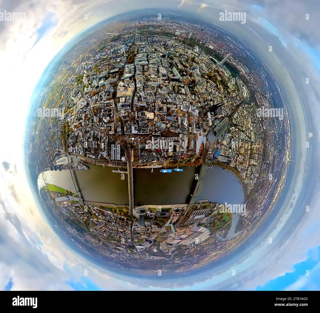 Innenstadt mit kölner dom und hauptbahnhof hi-res stock photography and images - Alamy