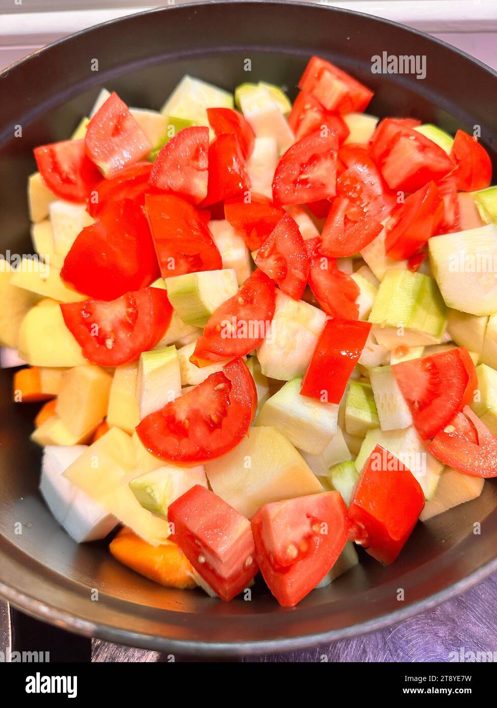 Eplucher les legumes hi-res stock photography and images - Alamy