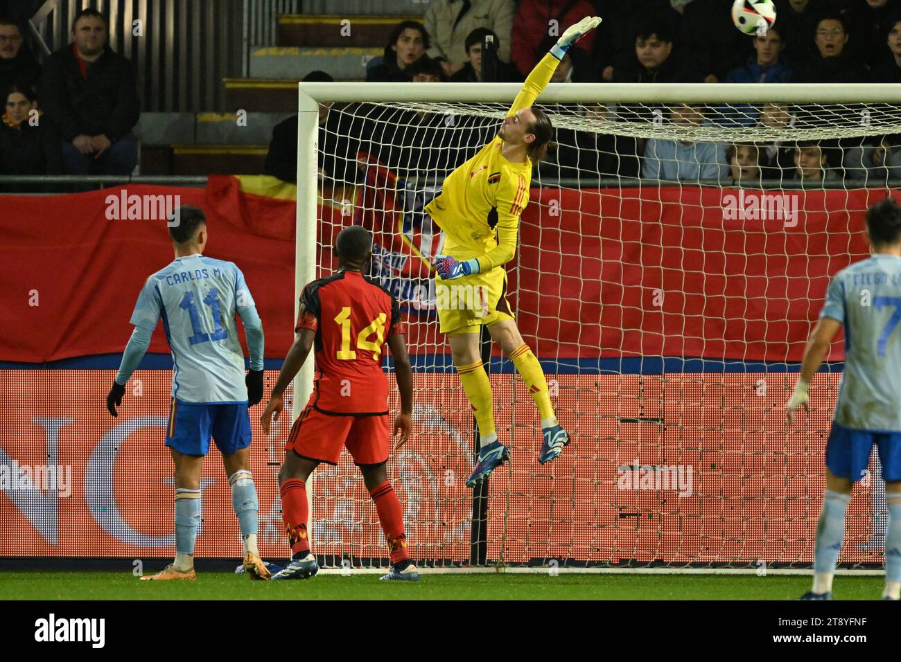 Leuven, Belgium. 21st Nov, 2023. goalkeeper Maarten Vandevoordt (1) of ...