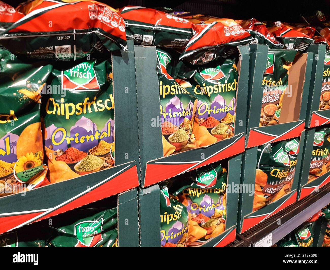 Funny Chips im Regal *** Funny Chips on the shelf Copyright: xLobeca ...