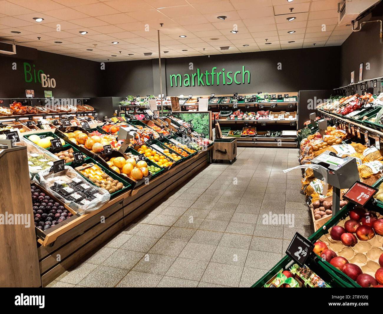 Obst und Gemüseabteilung im Supermarkt *** Fruit and vegetable section ...