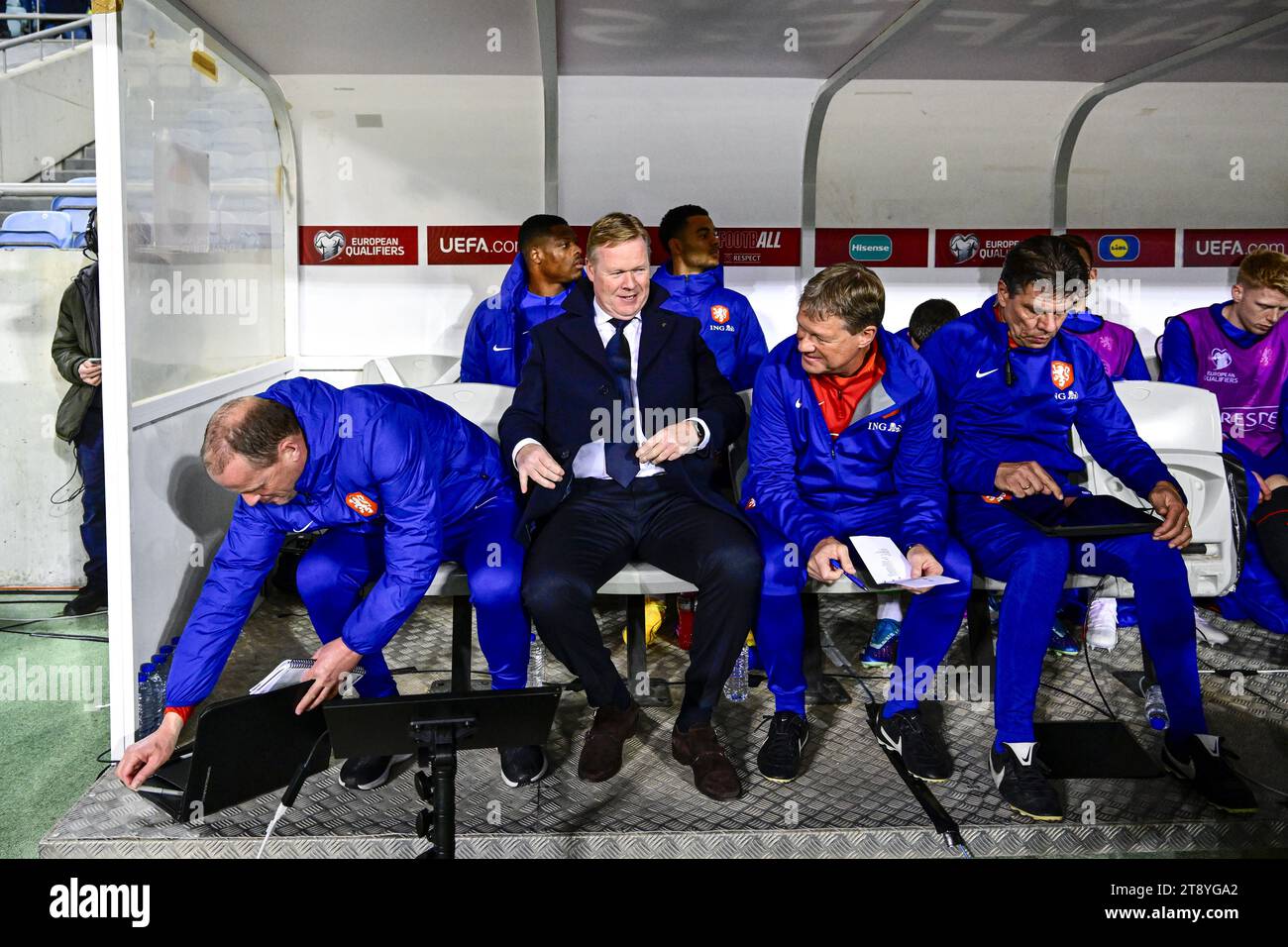 FARO - (l-r) Holland assistant trainer Sipke Hulshoff, Holland coach ...