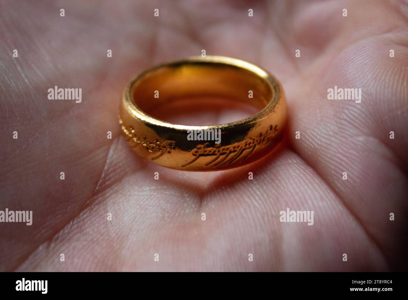 Macro photo to a Ring of Power replica of the lord of the rings movie ...