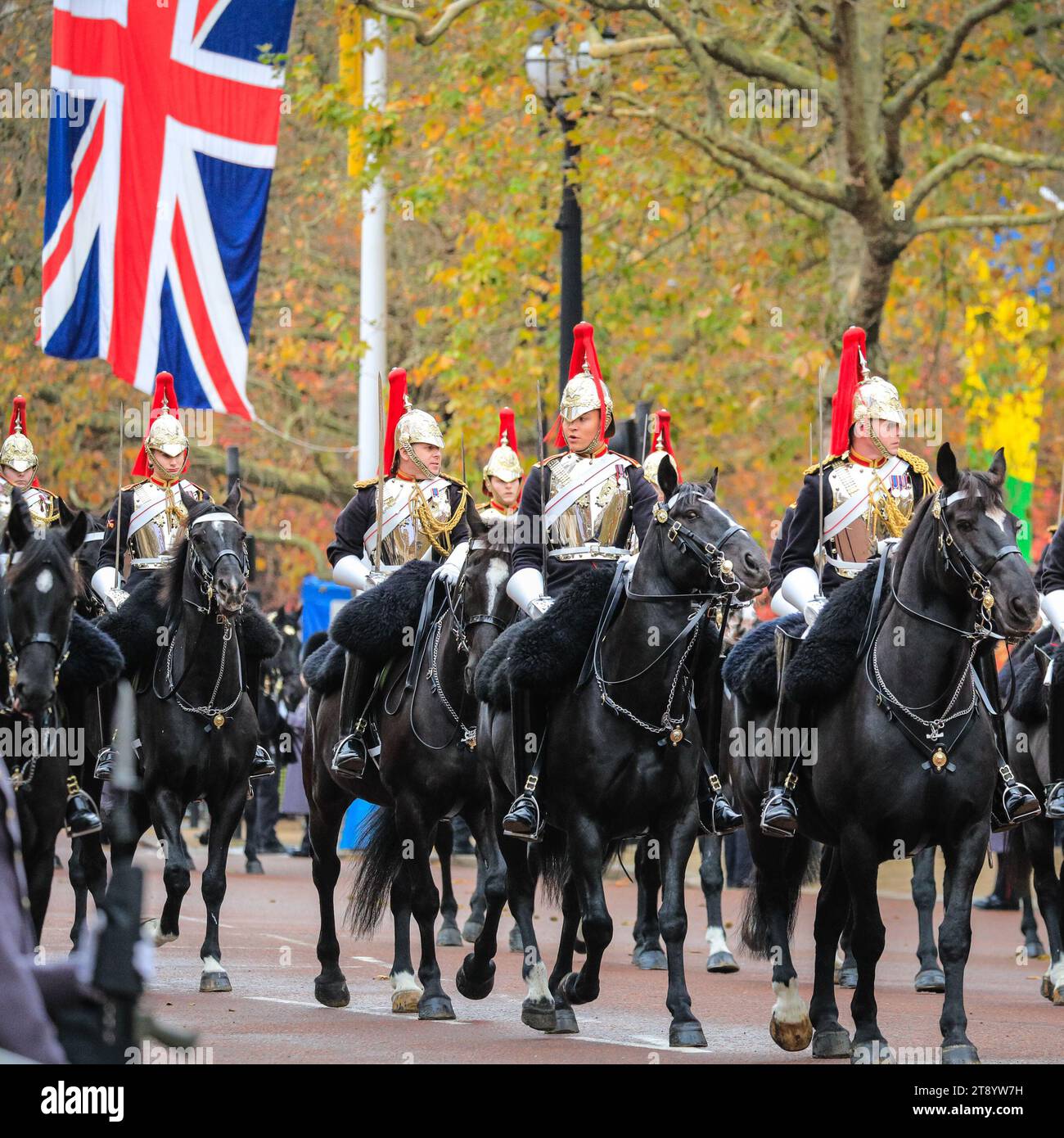 London, UK. 21st Nov, 2023. Mounted soldiers of the Household Cavalry ...