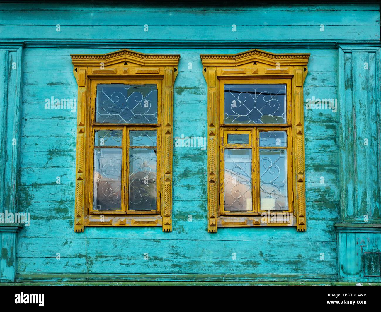 Yellow Russian wooden frames and green wooden OLD house in Vladimir ...