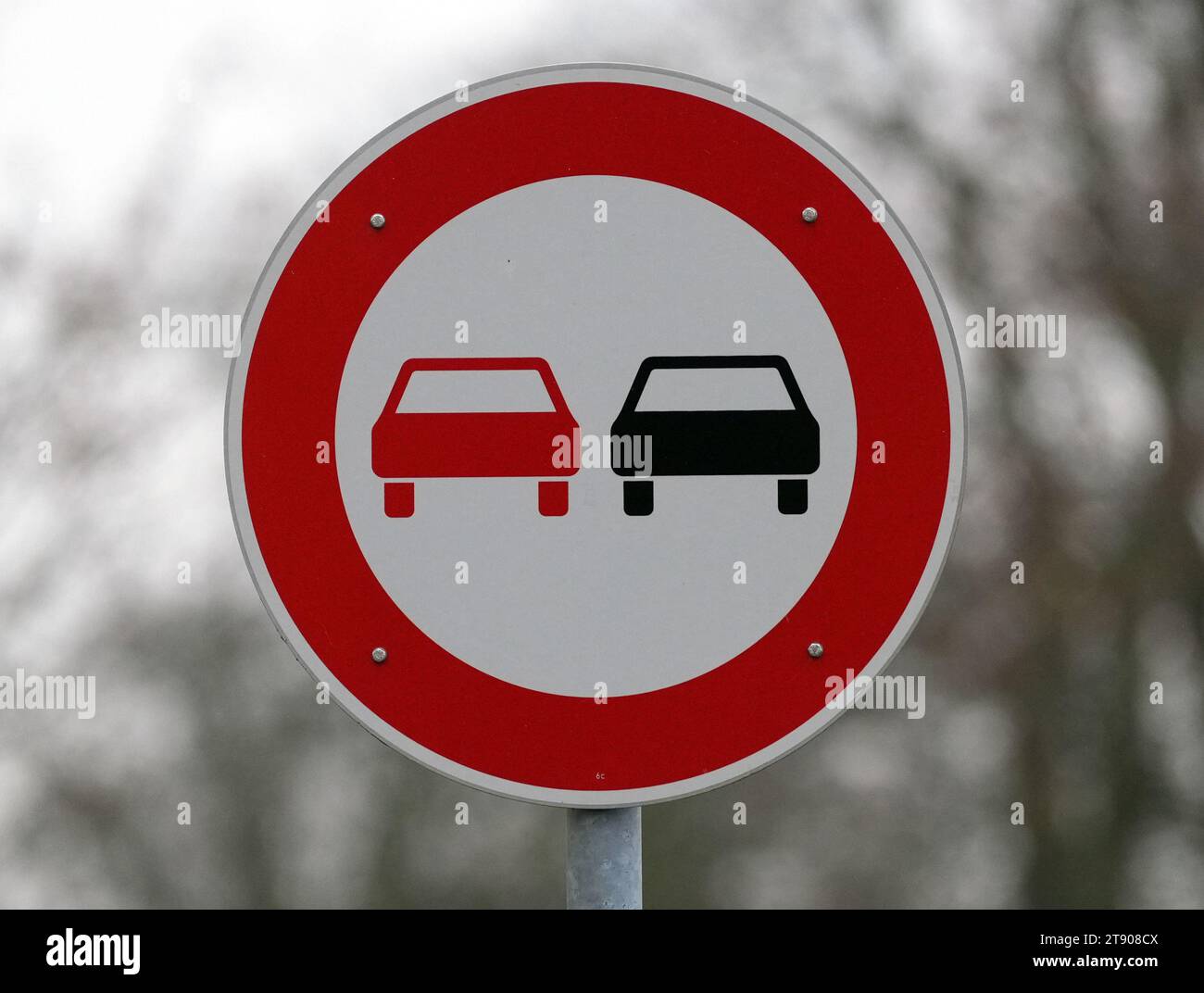 Dahlewitz, Germany. 21st Nov, 2023. A traffic sign with a stylized red ...