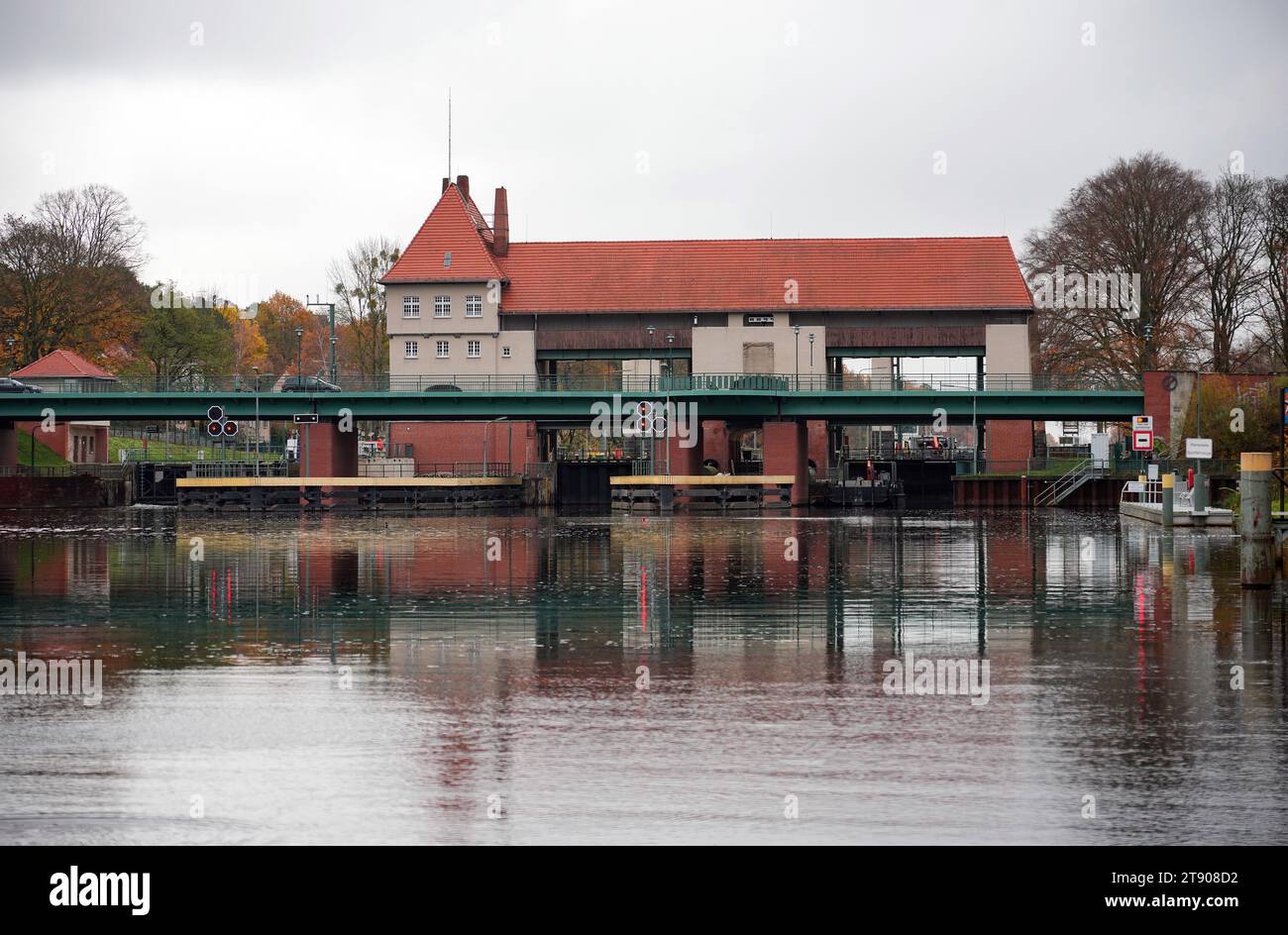 Kleinmachnow, Germany. 21st Nov, 2023. The lock of the Teltow Canal ...