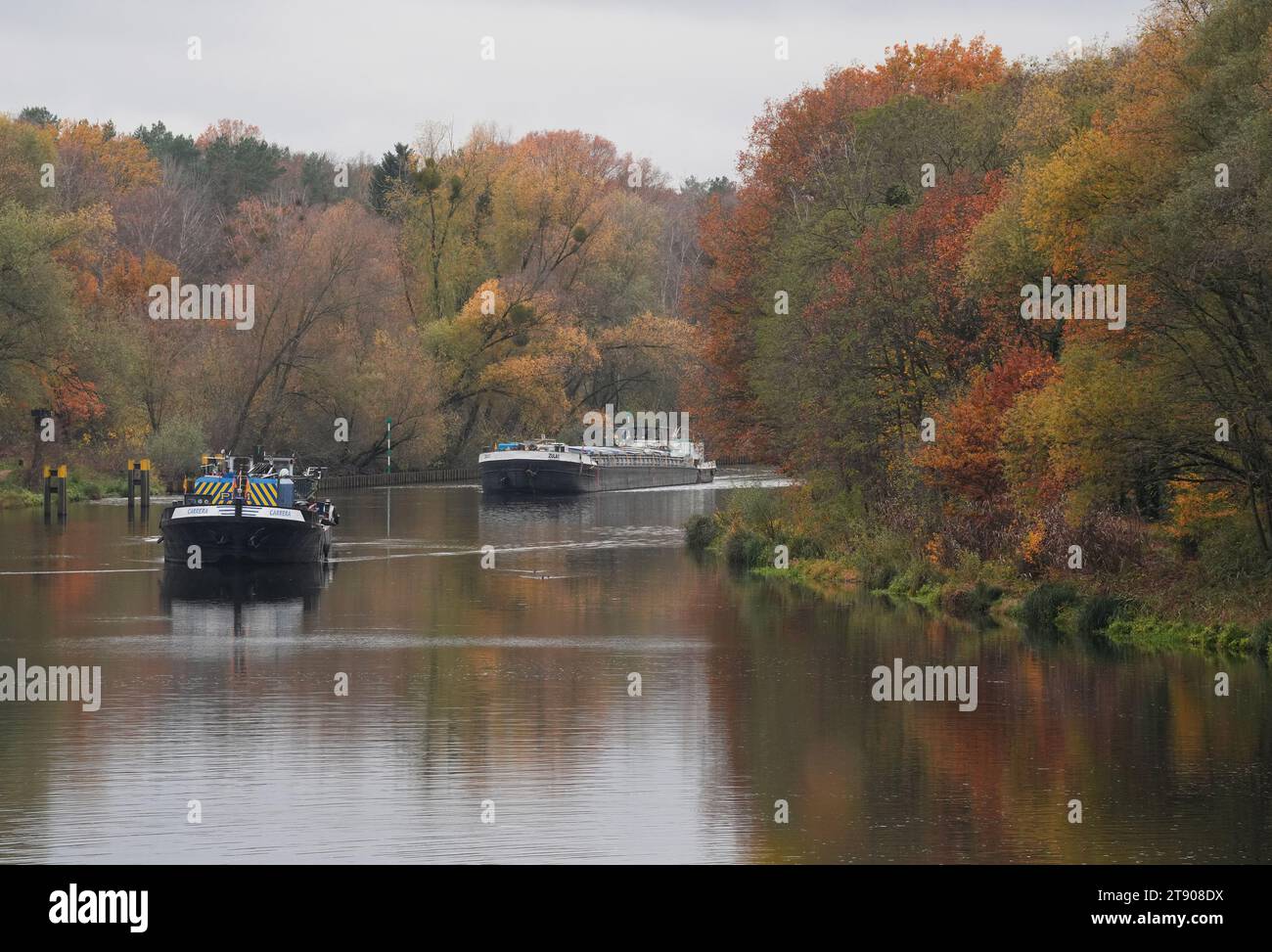 Kleinmachnow, Germany. 21st Nov, 2023. The barges "Carrera" and "Zula 1 ...