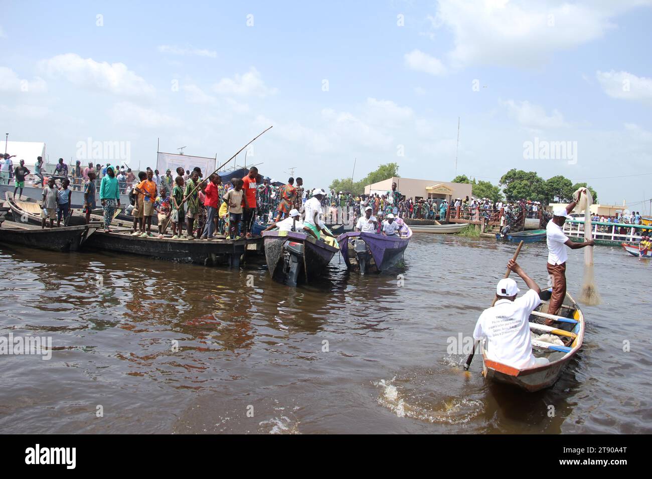 So Ava, Benin. 21st Nov, 2023. Fishermen catch fish on the occasion of World Fisheries Day in So ...