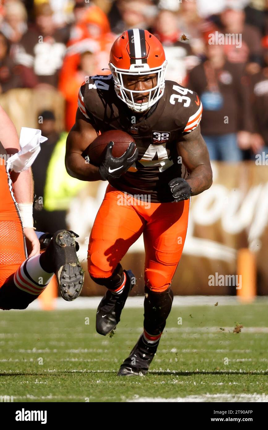 Cleveland Browns running back Jerome Ford (34) runs with the ball ...