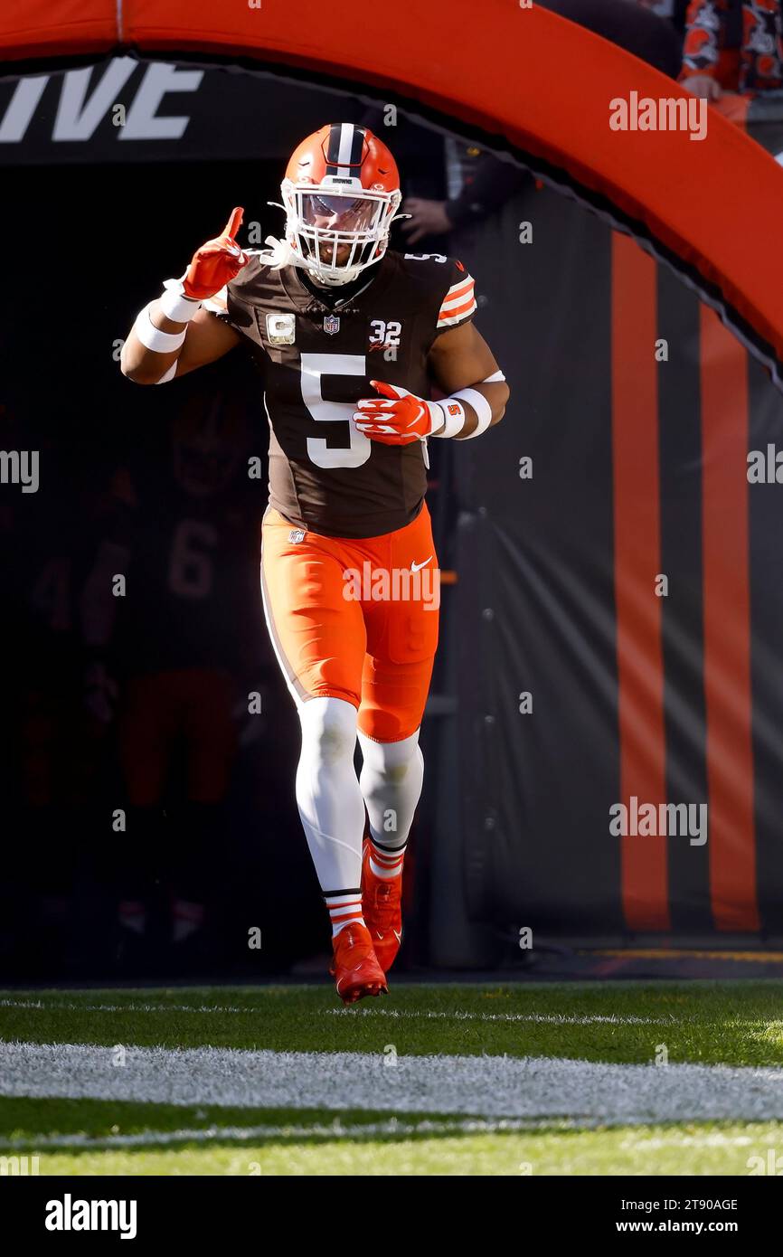 Cleveland Browns linebacker Anthony Walker Jr. (5) runs out onto the ...