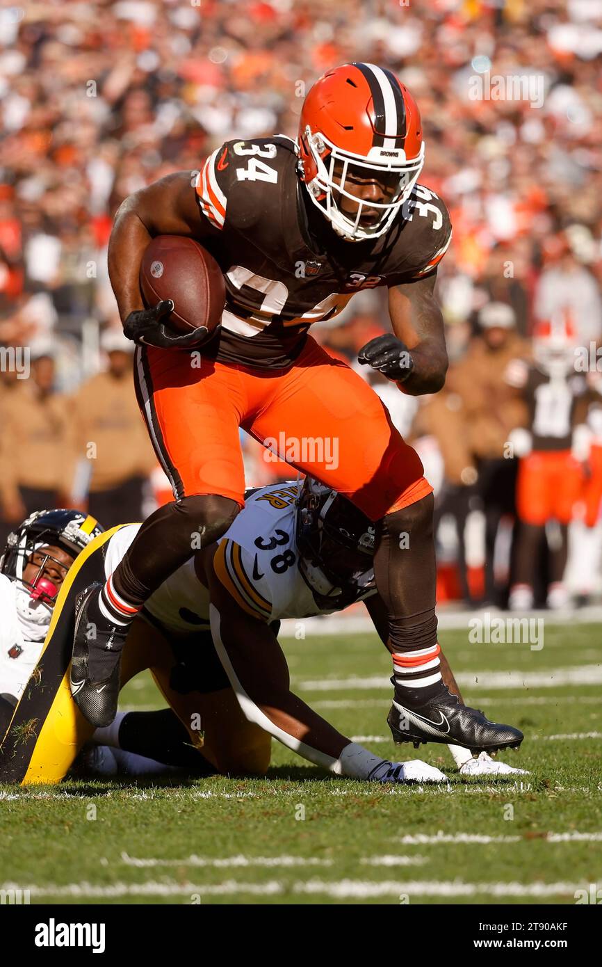 Cleveland Browns running back Jerome Ford (34) runs with the ball ...