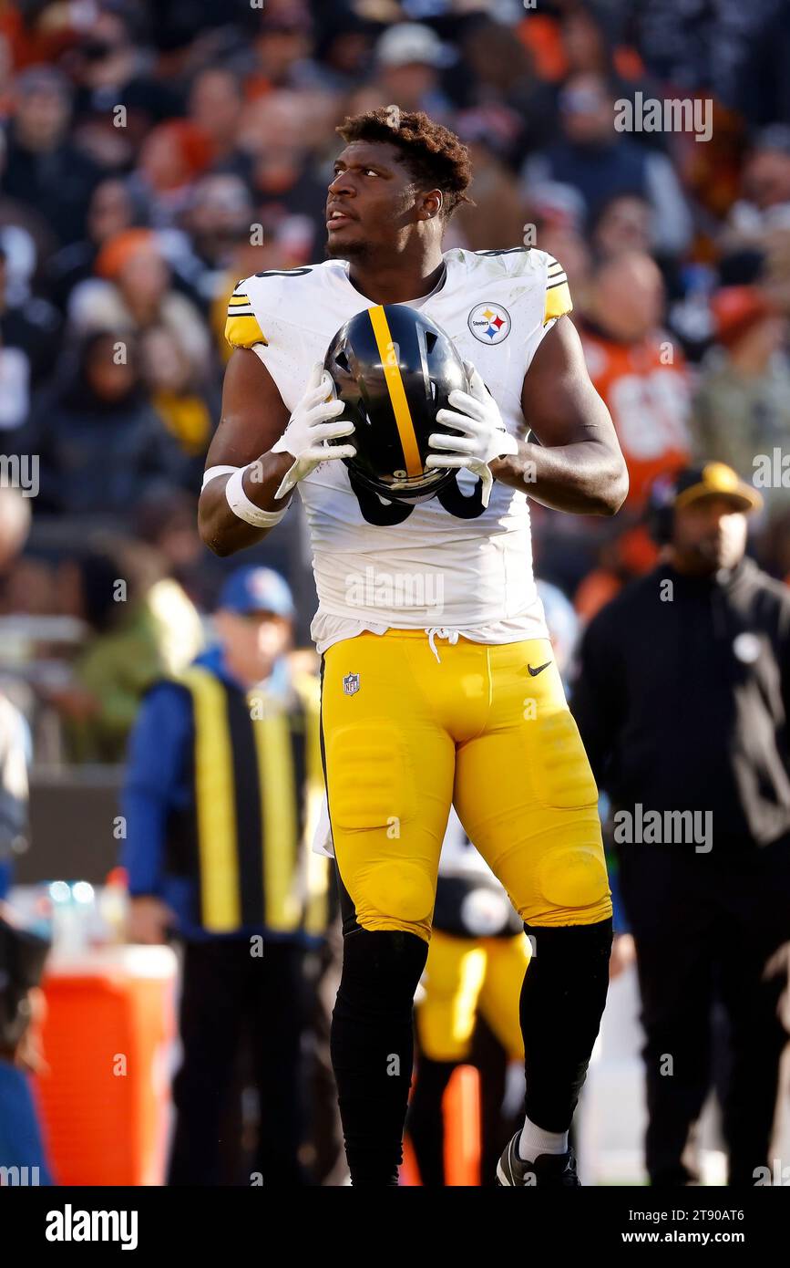 Pittsburgh Steelers tight end Darnell Washington (80) stands on the ...