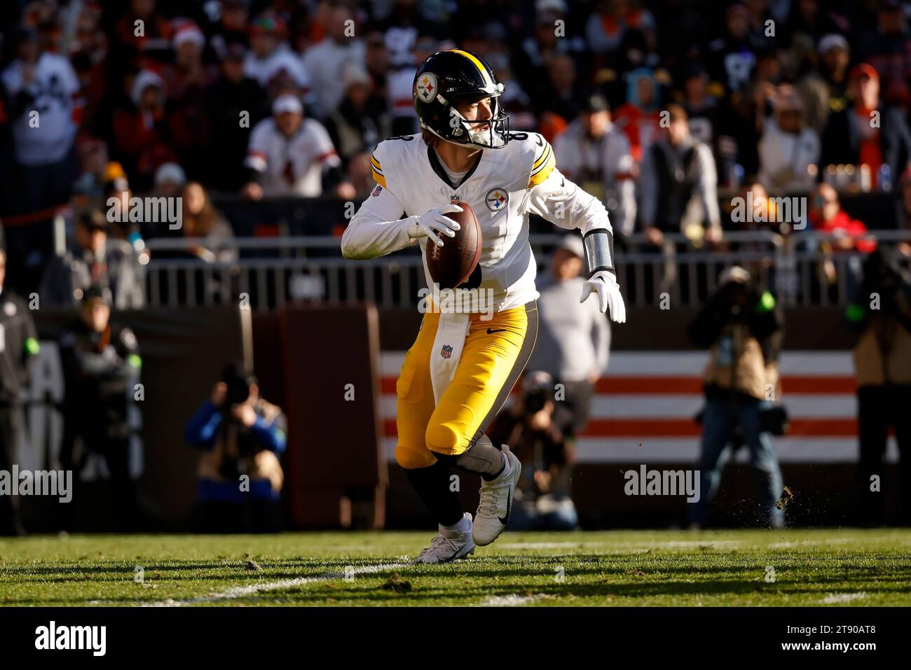 Pittsburgh Steelers quarterback Kenny Pickett (8) looks to throw the ...