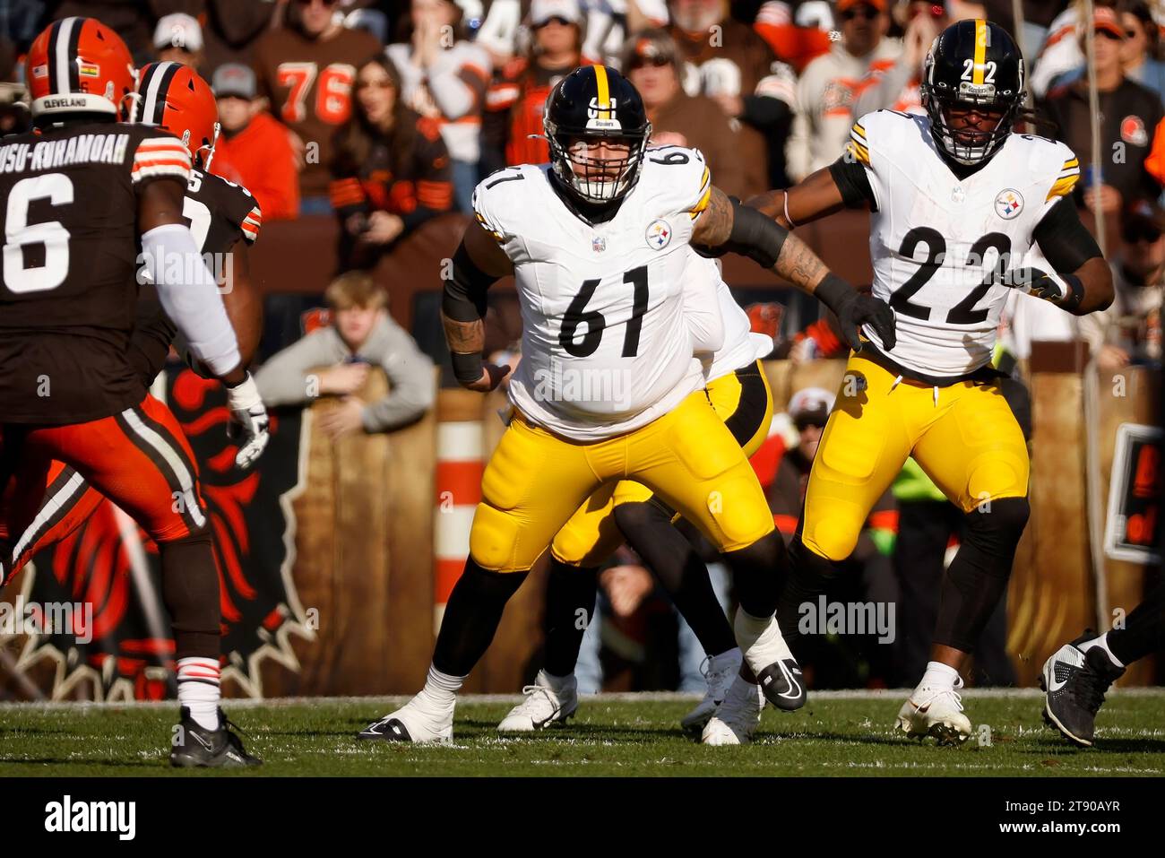 Pittsburgh Steelers offensive lineman Mason Cole (61) looks to make a ...
