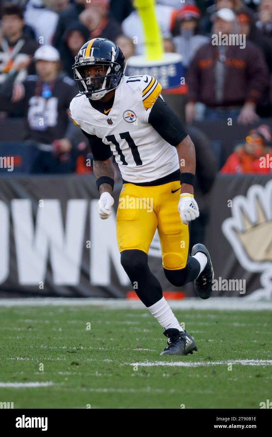 Pittsburgh Steelers wide receiver Allen Robinson II (11) runs up the ...